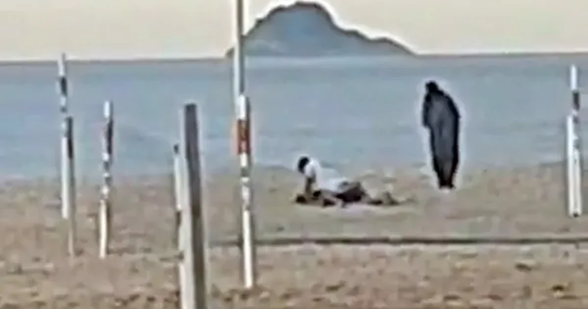 VÍdeo Casal Transa Em Praia Do Rio De Janeiro E Morador De Rua Deita